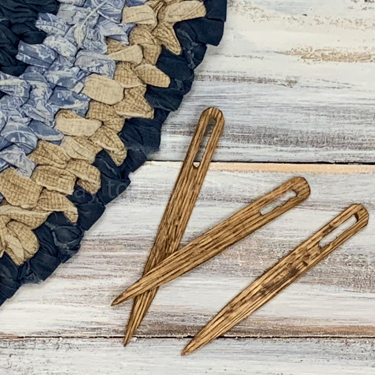 Handmade Wooden Needle – Blue Daisy Dreamer